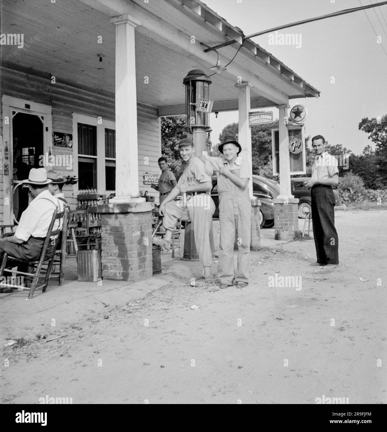 Photographer Dorothea Lange photographs America during and after the ...