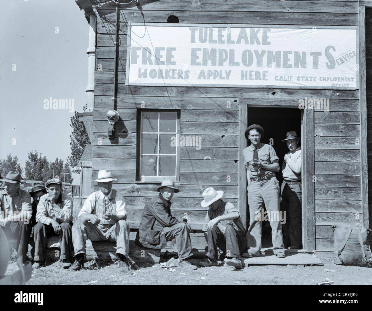 Photographer Dorothea Lange photographs America during and after the ...