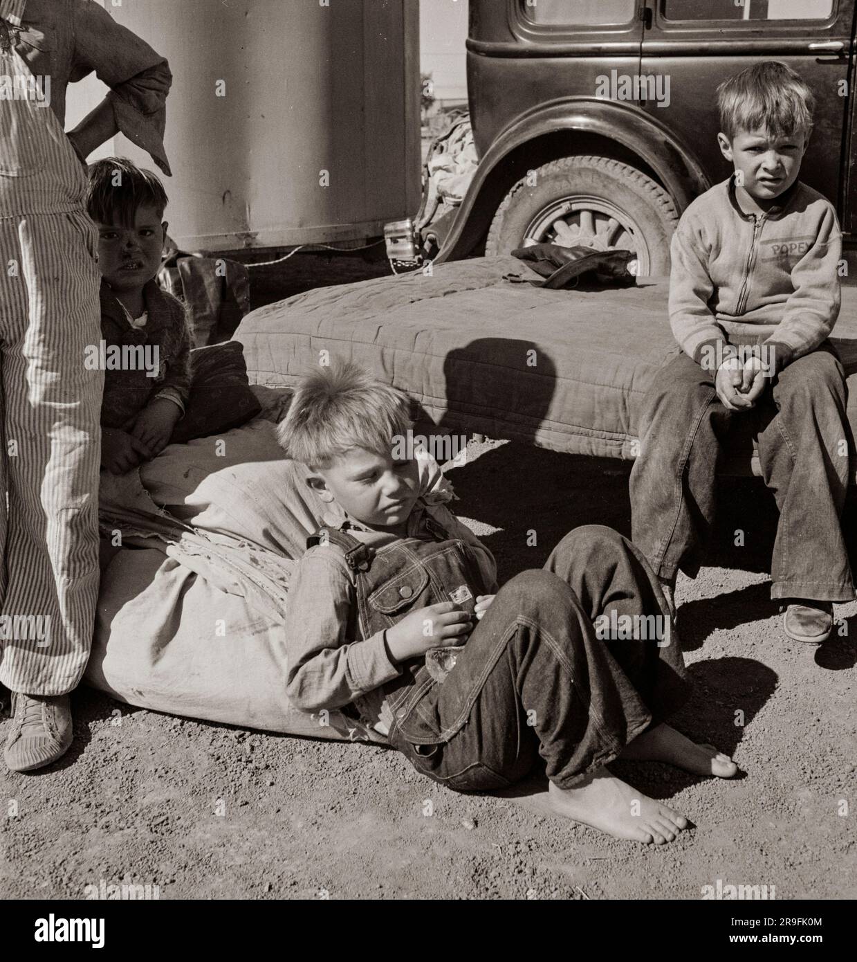 Photographer Dorothea Lange photographs America during and after the ...