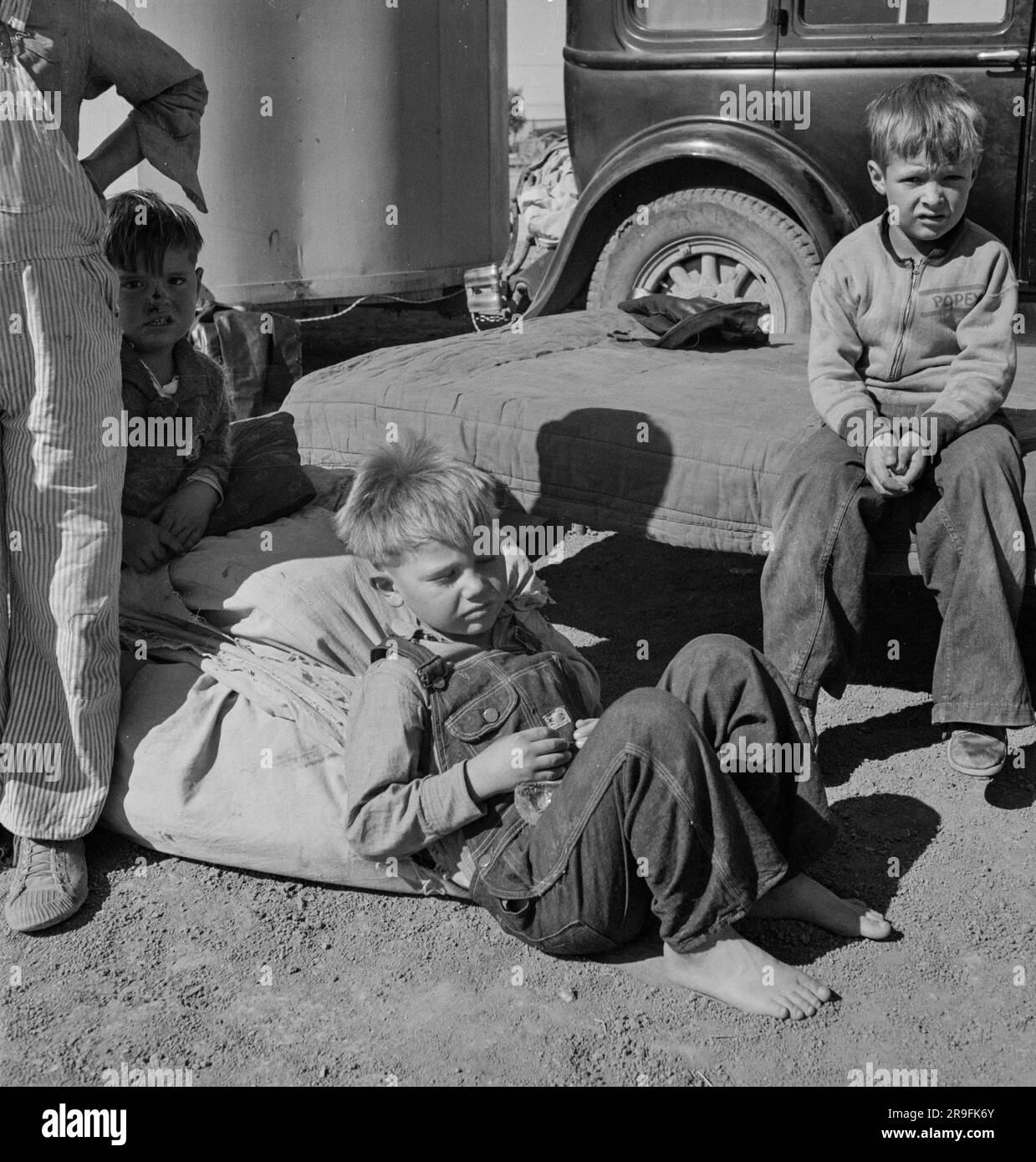 Photographer Dorothea Lange photographs America during and after the ...