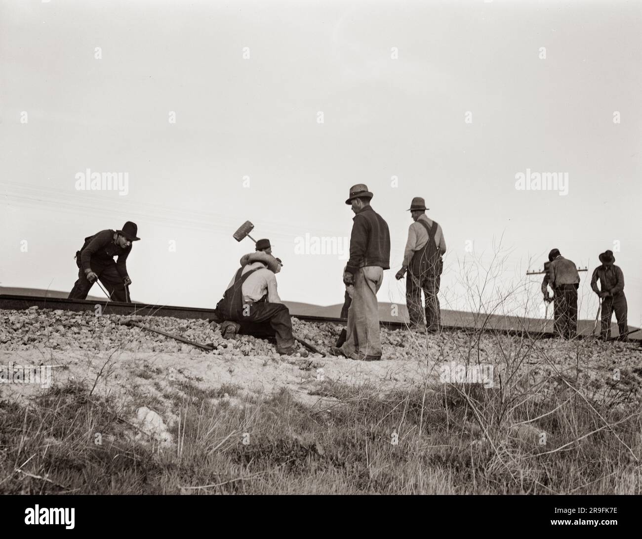 Photographer Dorothea Lange photographs America during and after the ...