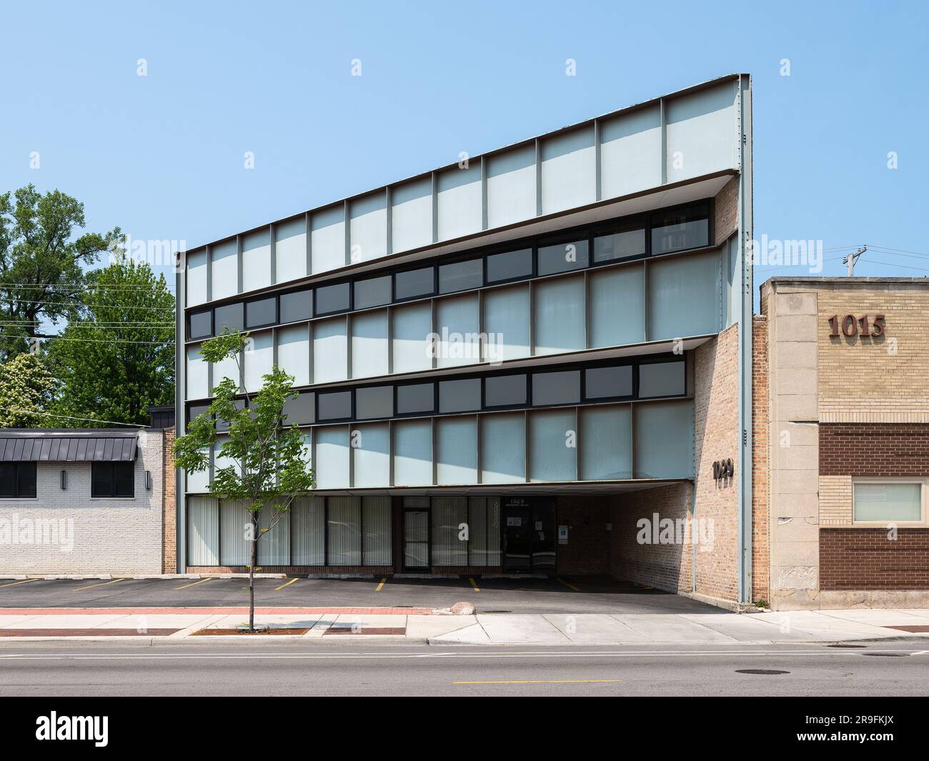 Modernist office building on Howard street in Evanston Stock Photo - Alamy