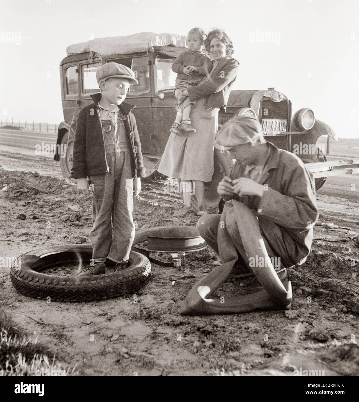 Photographer Dorothea Lange photographs America during and after the ...