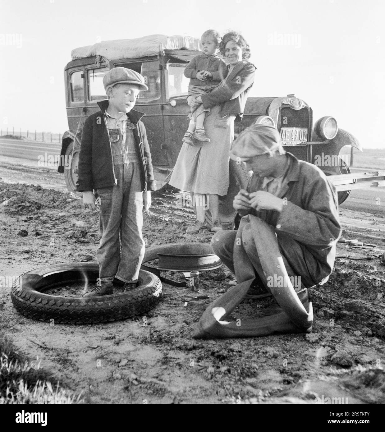 Photographer Dorothea Lange photographs America during and after the ...
