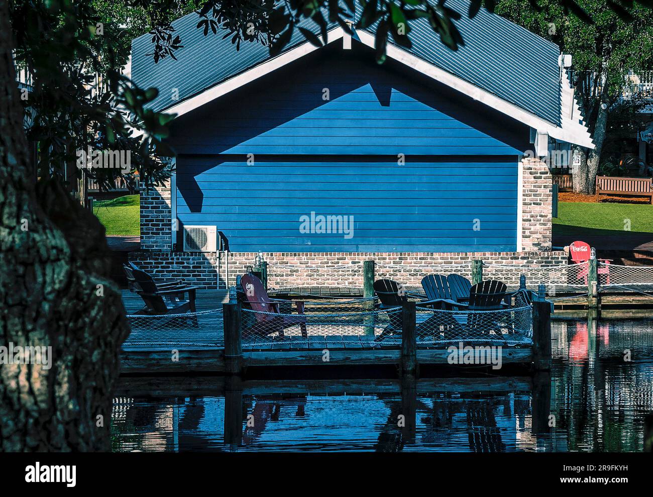 Outdoor seating on a lake Stock Photo - Alamy