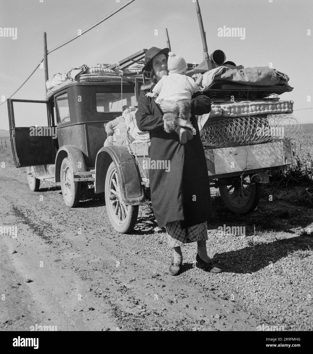 Photographer Dorothea Lange photographs America during and after the ...