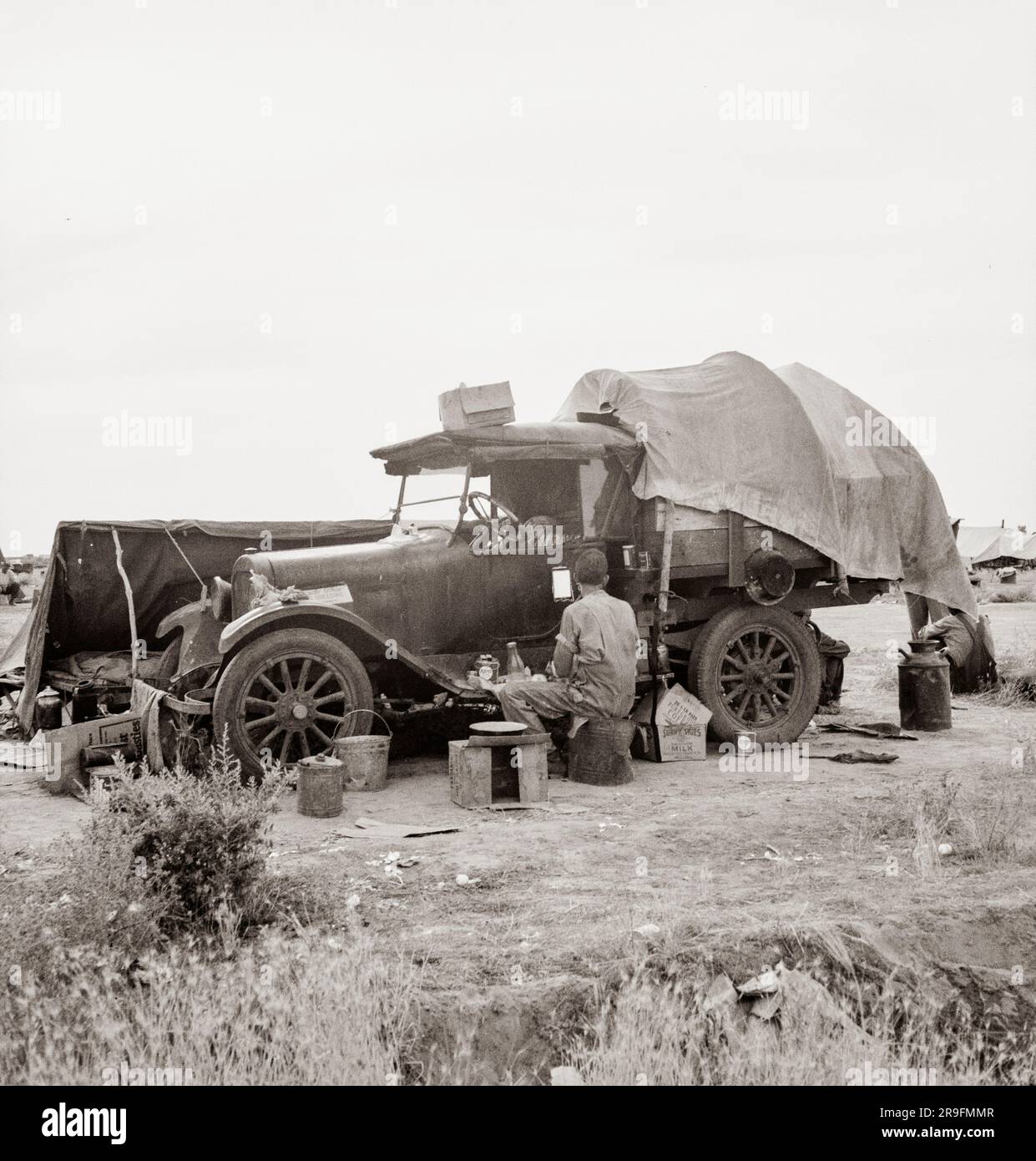 Photographer Dorothea Lange photographs America during and after the ...