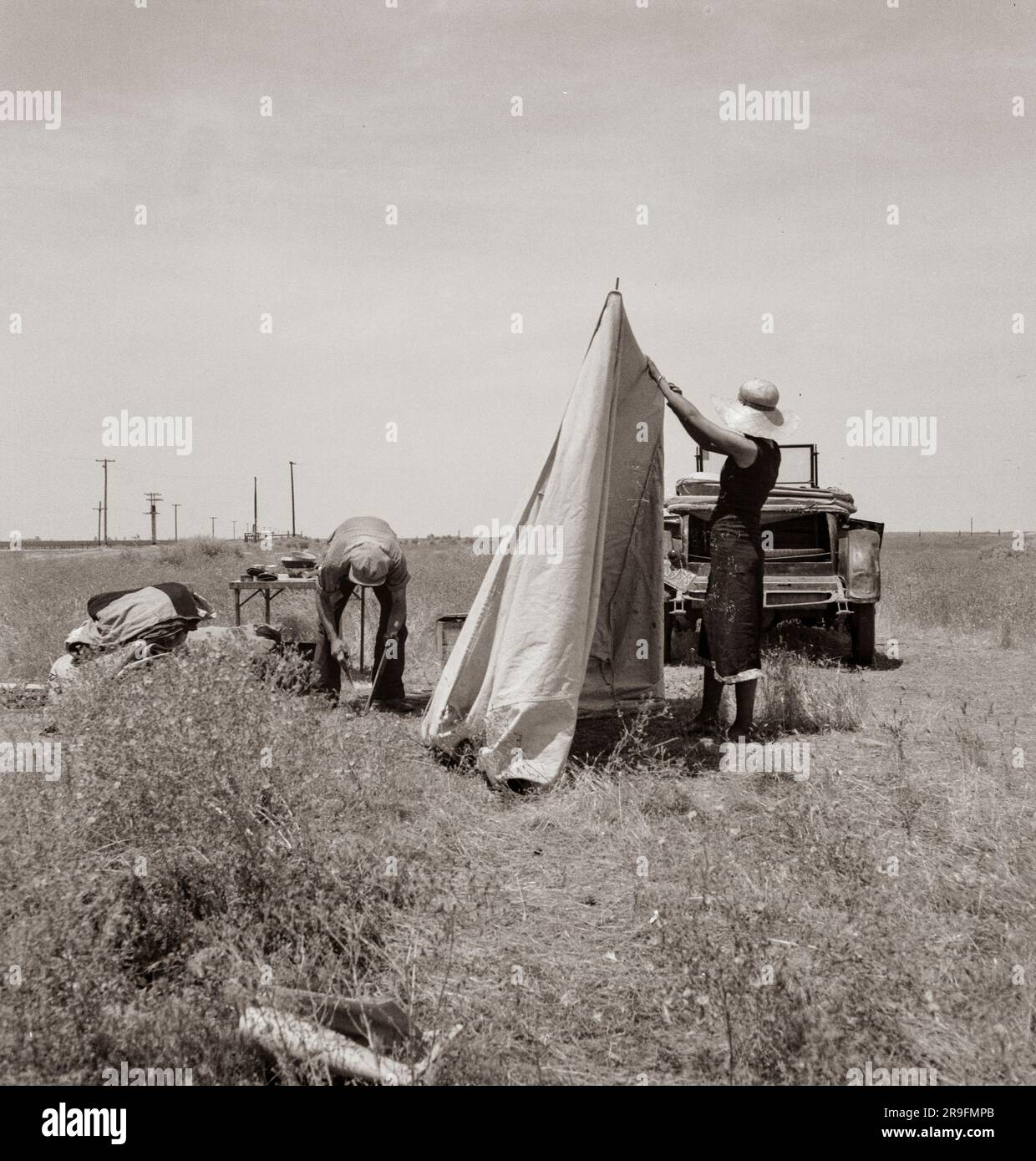 Photographer Dorothea Lange photographs America during and after the ...