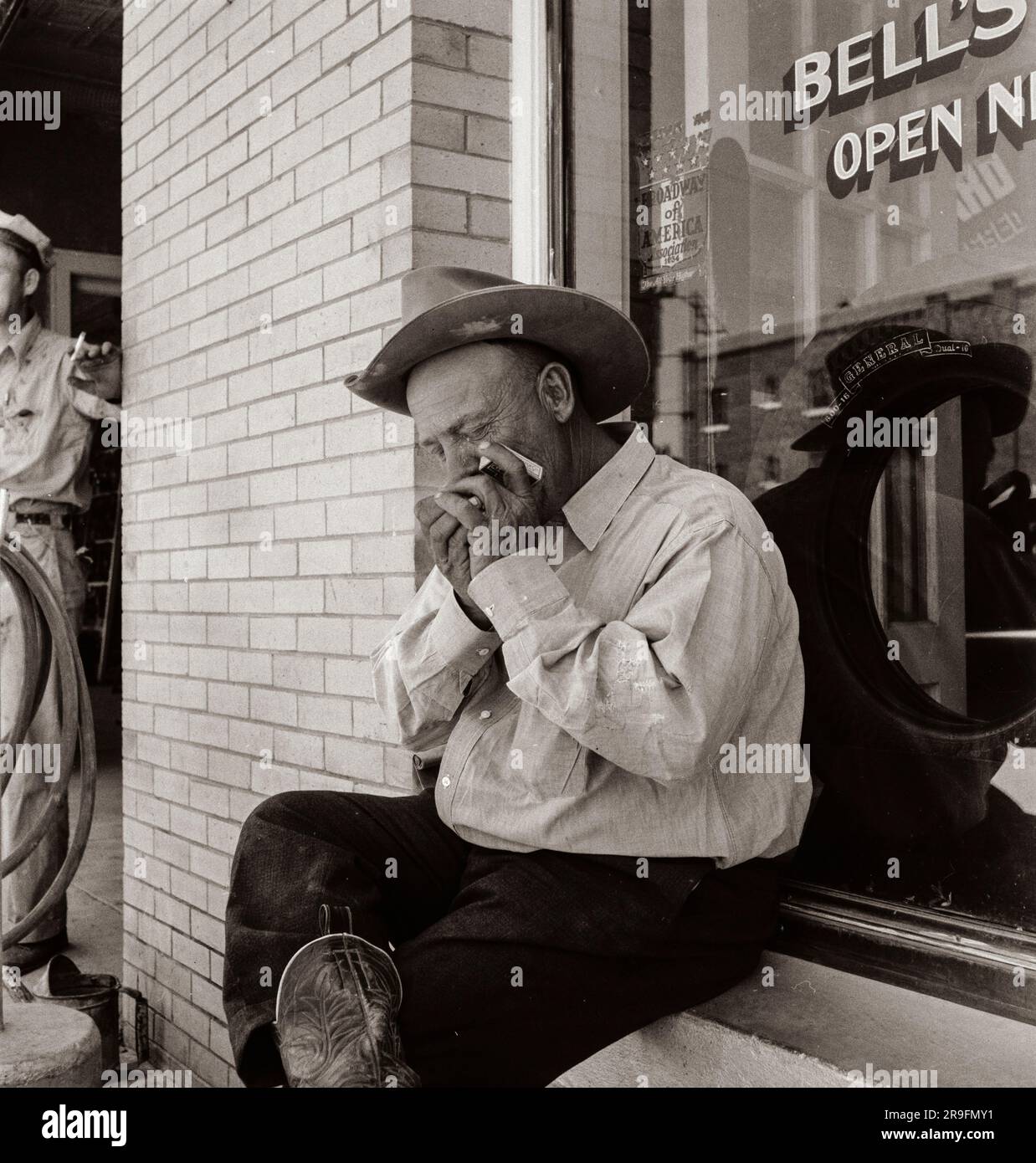 Photographer Dorothea Lange photographs America during and after the ...