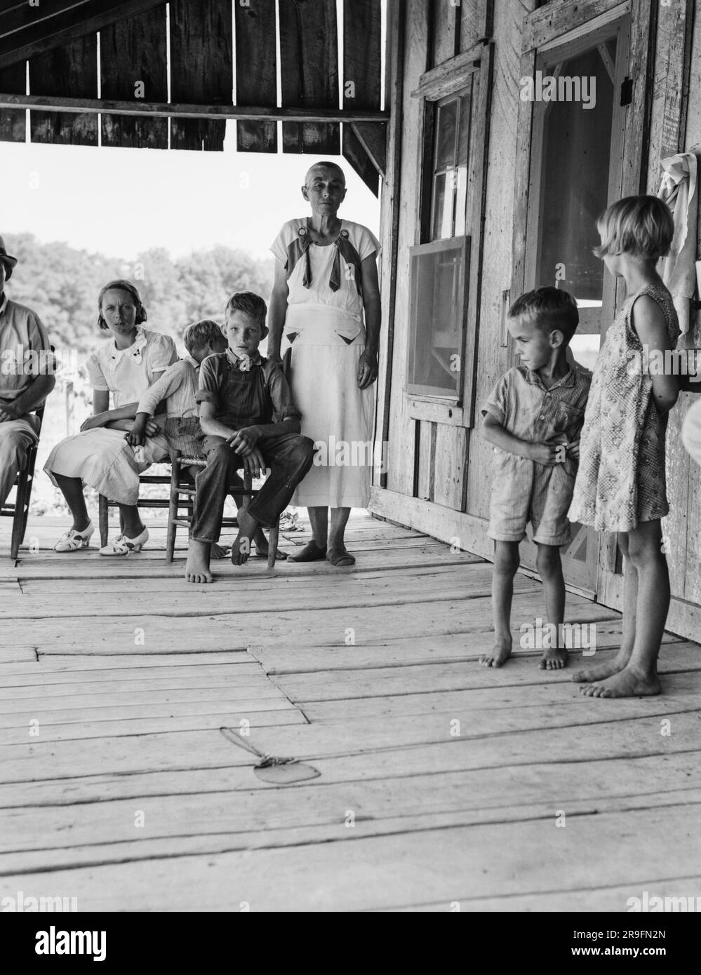Photographer Dorothea Lange photographs America during and after the ...