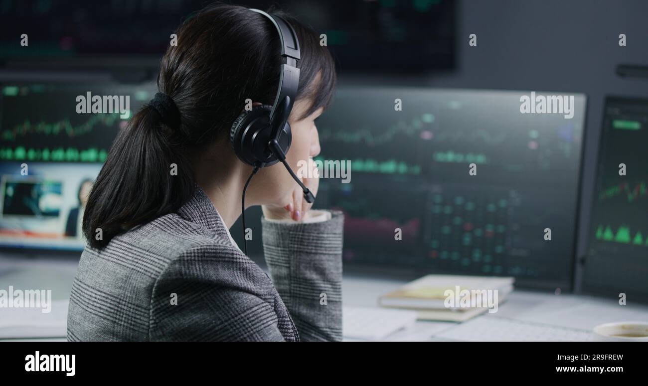 Woman trading charts headset hi-res stock photography and images - Alamy