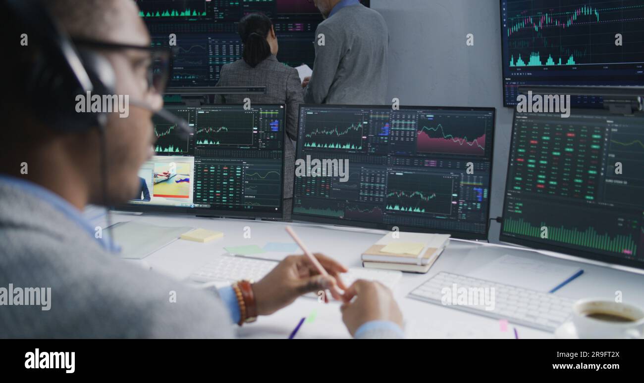 Woman trading charts headset hi-res stock photography and images - Alamy