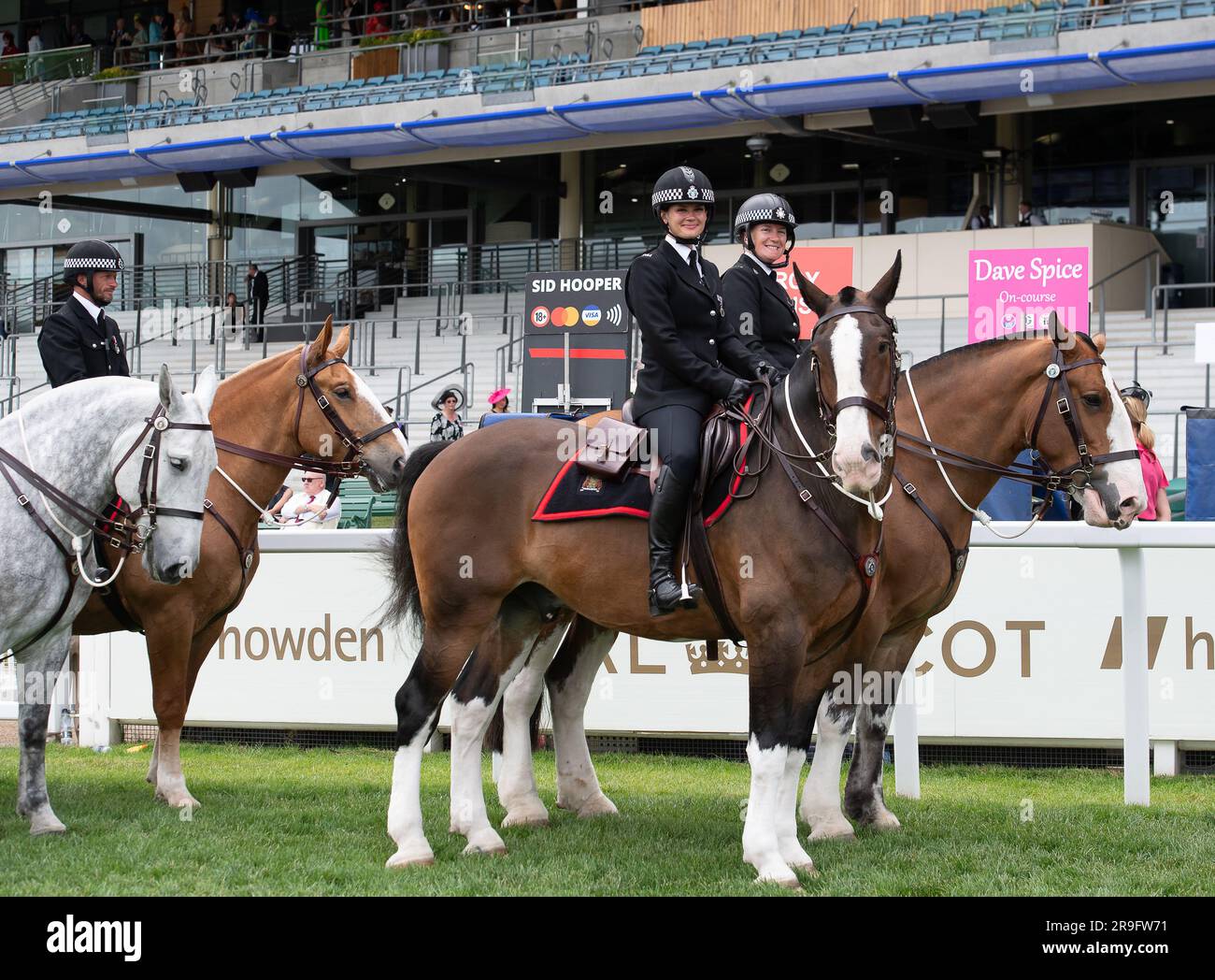 Thames valley police mounted officers hi-res stock photography and ...