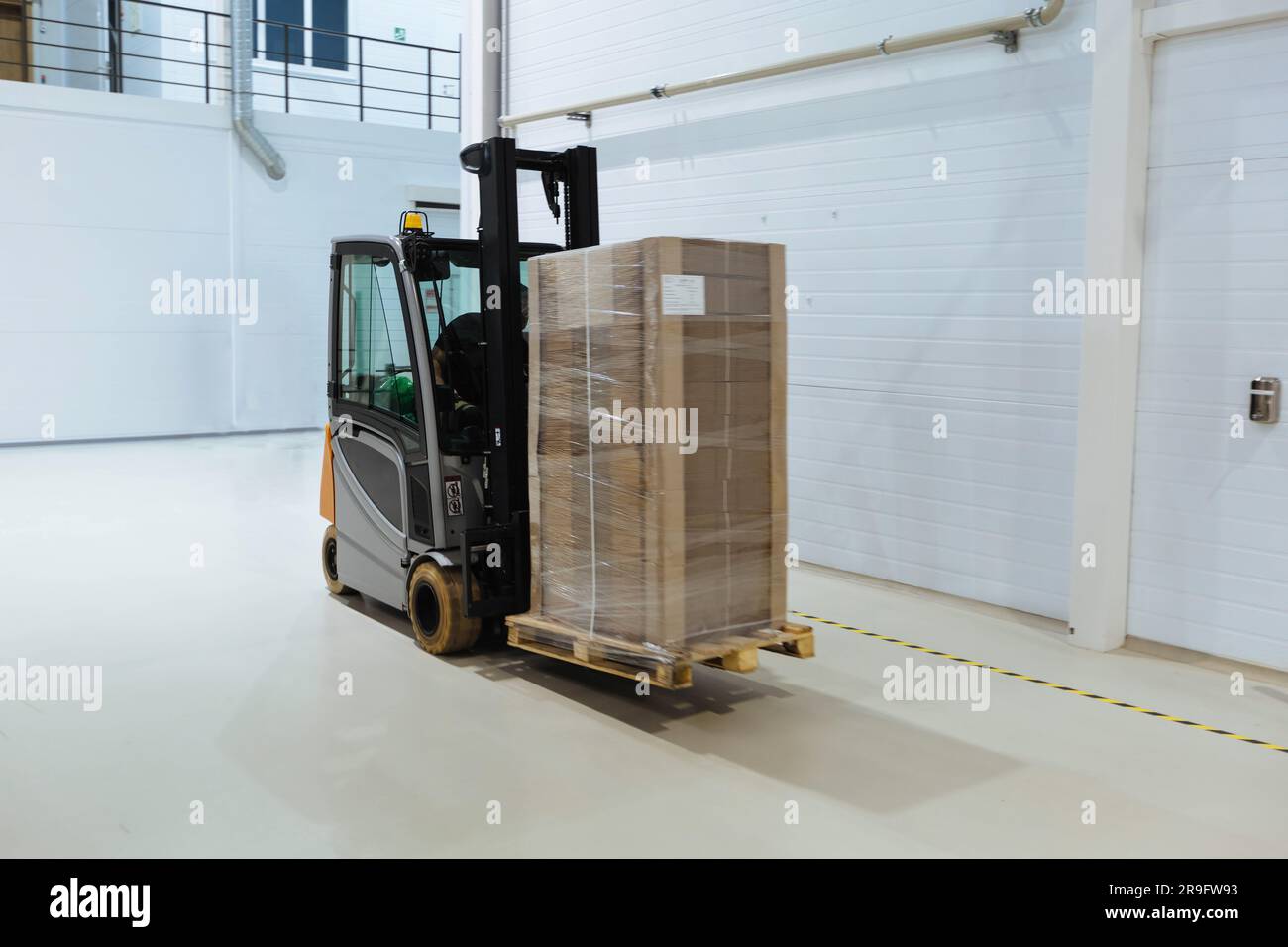 Forklift working in large hi-res stock photography and images - Alamy