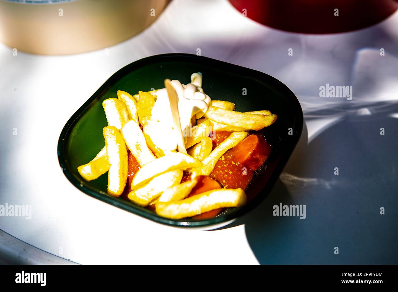 VW Bus Festival 2023 in Hannover. Currywurst mit Pommes-Frites kostet ...