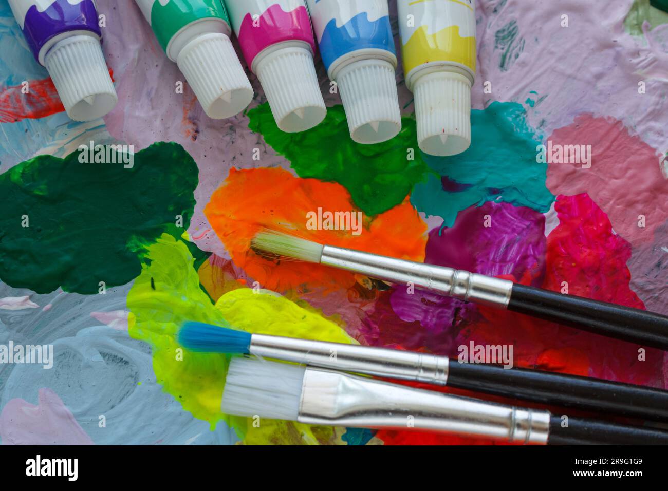 Brushes and palette hi-res stock photography and images - Alamy
