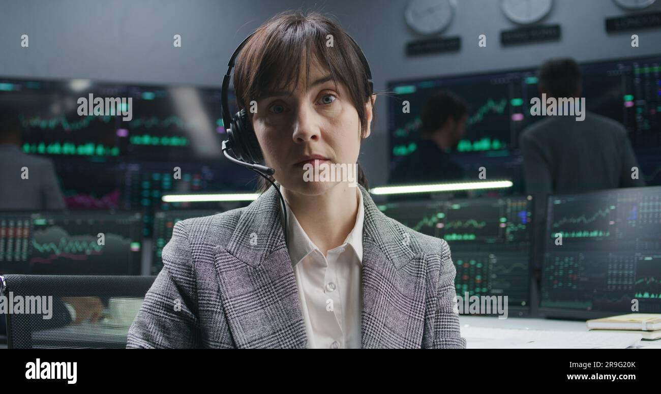 African american analyst works hi-res stock photography and images - Alamy