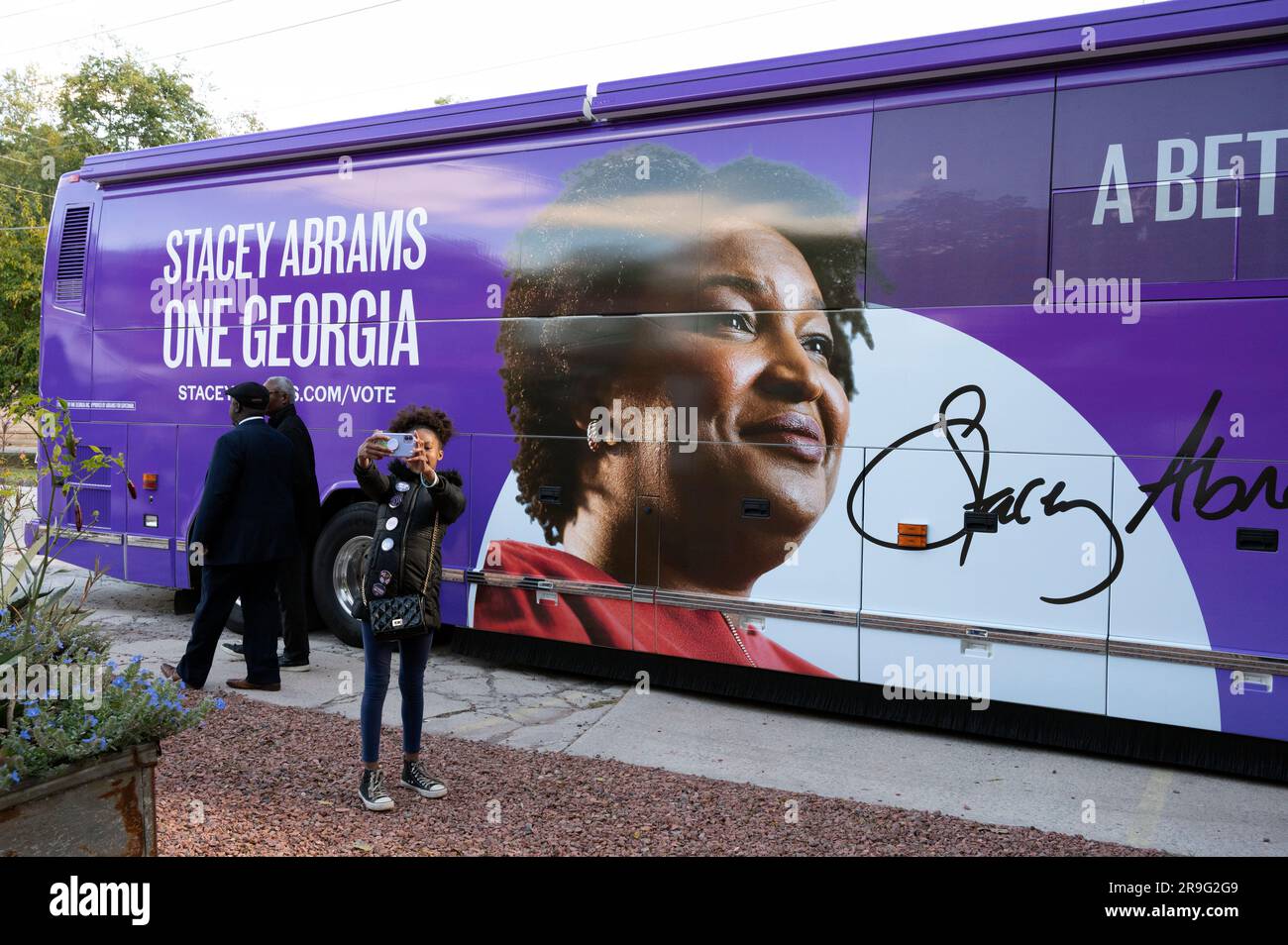 Atlanta, Georgia, USA. 18th Oct, 2022. A young girl makes a picture of ...