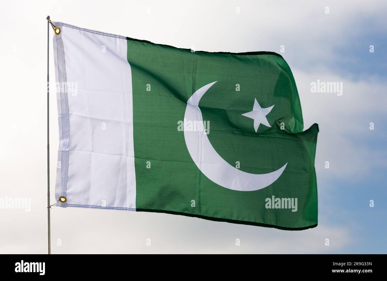 Pakistan flag on flag pole hi-res stock photography and images - Alamy
