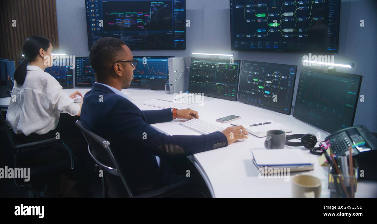 Real time programmers hi-res stock photography and images - Alamy