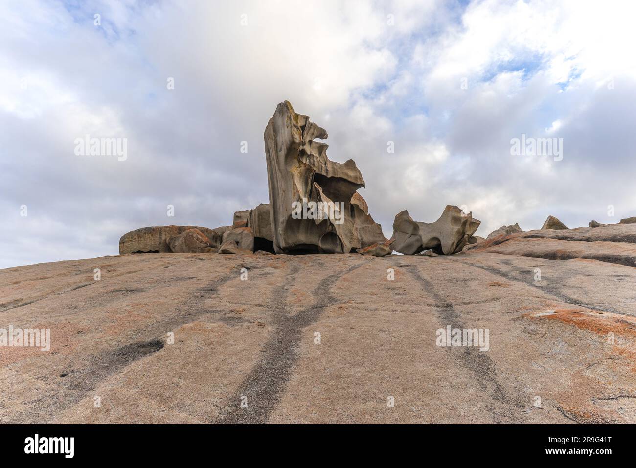 Sit­ting high rocky plat­forms above the sea, Remark­able Rocks’ sur­re ...