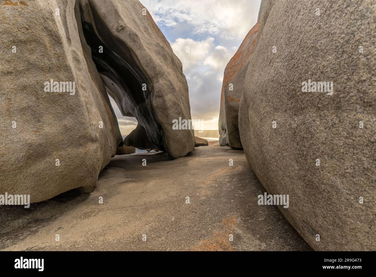 Sit­ting high rocky plat­forms above the sea, Remark­able Rocks’ sur­re ...