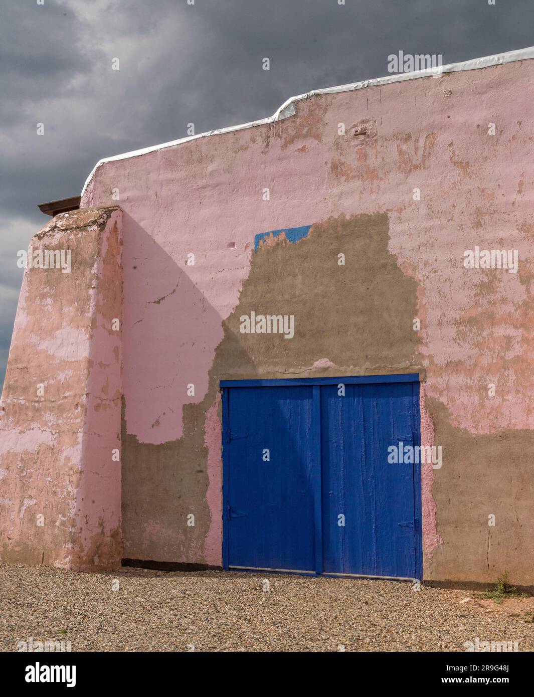 Old pink schoolhouse hi-res stock photography and images - Alamy