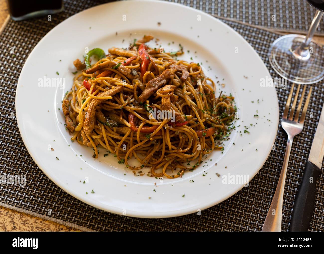 Chinese fried beef noodles served on platter Stock Photo - Alamy
