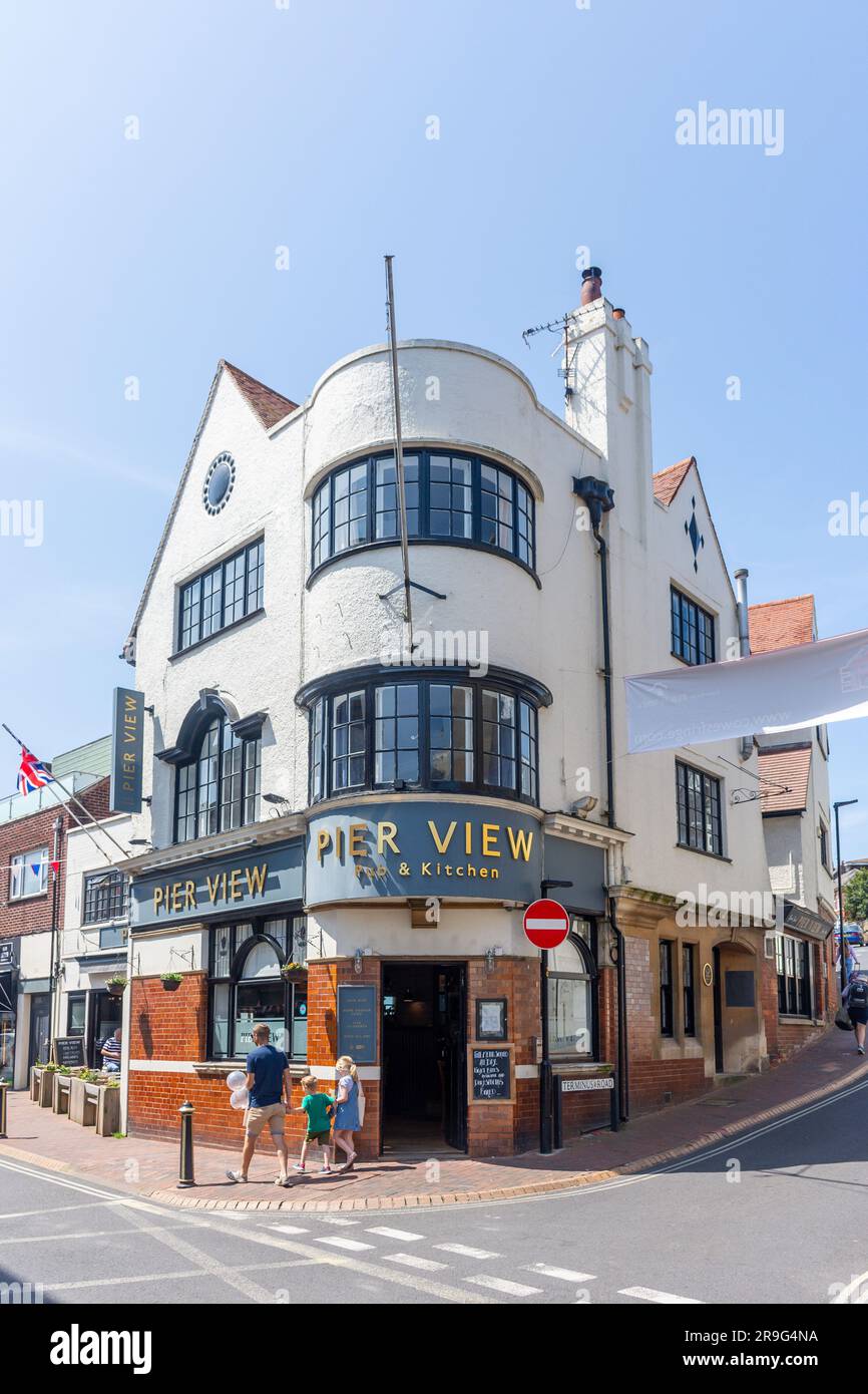 Pier view cowes hi-res stock photography and images - Alamy