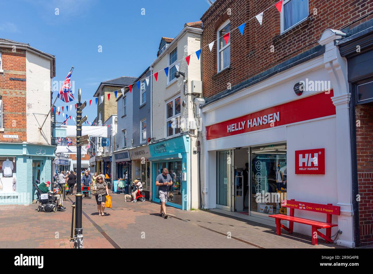 Cowes high street hi-res stock photography and images - Alamy