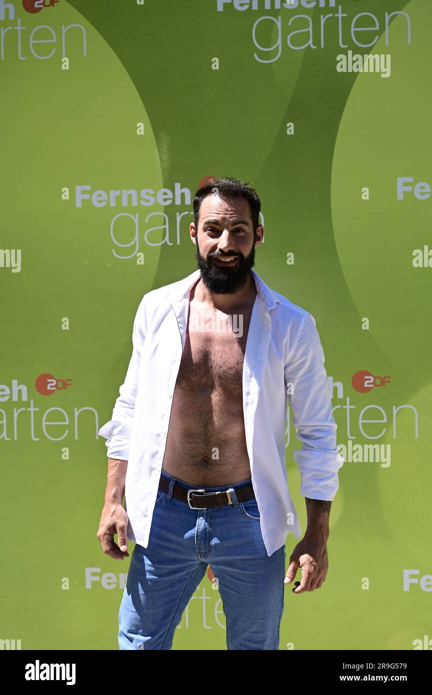 Guillaume Juncar bei einem Auftritt in der TV-Show ZDF-Fernsehgarten im ...