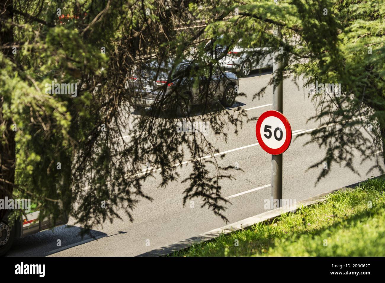 Circular speed limit warning sign on an urban avenue Stock Photo - Alamy