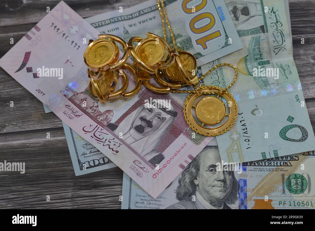 Dollars usa currency banknotes hi-res stock photography and images - Alamy