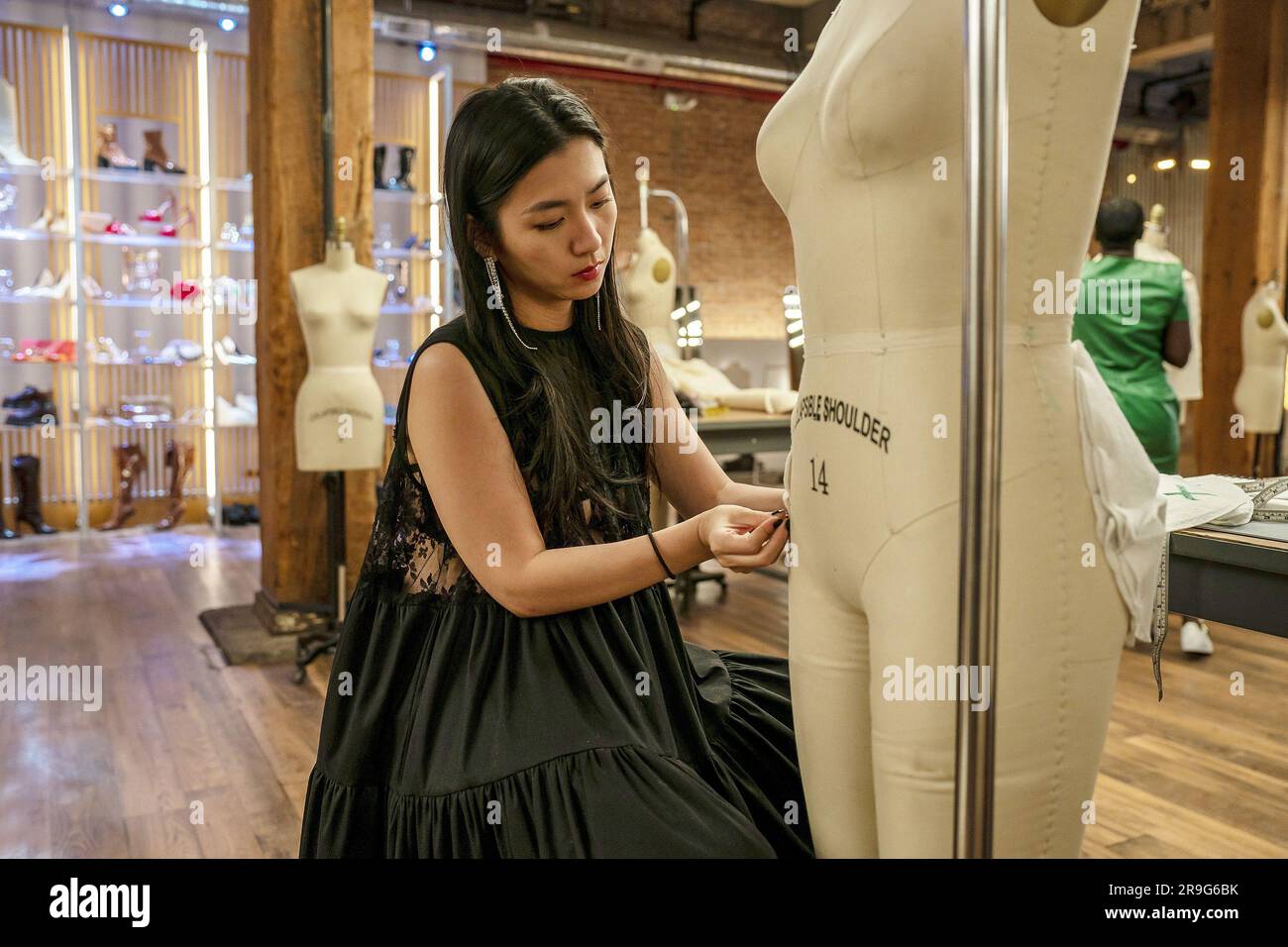 PROJECT RUNWAY, contestant Anna Zhou, 'Project Redemption!', (Season 20 ...