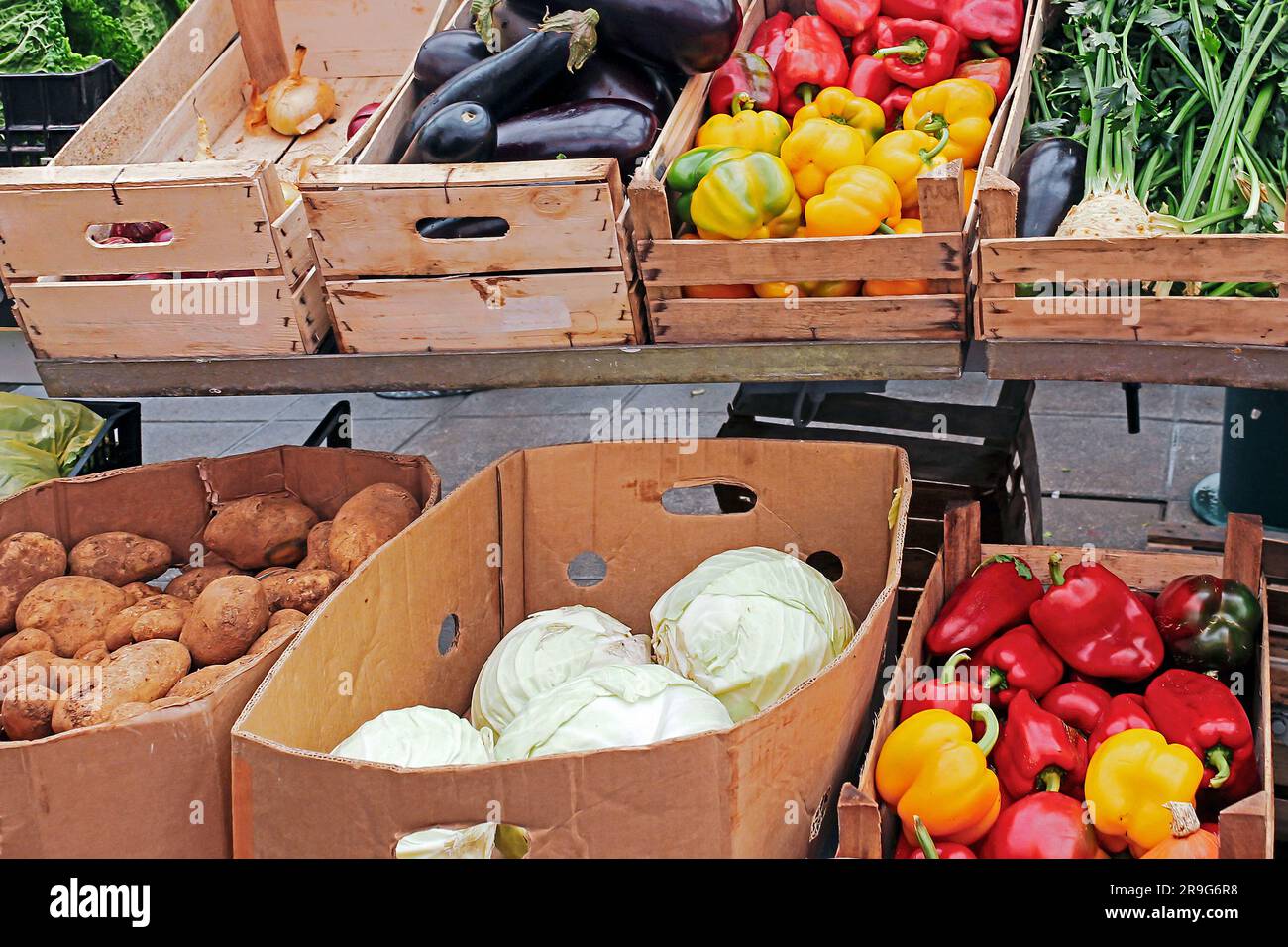Cardboard crates vegetables hi-res stock photography and images - Alamy