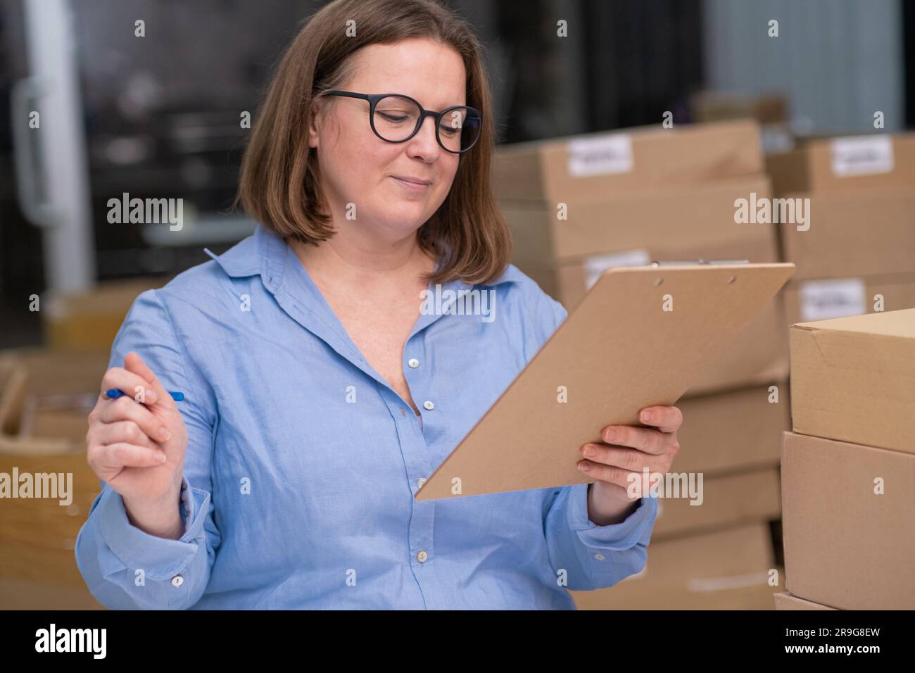 online shopping: dropshipping business woman, shipping boxes, and a ...