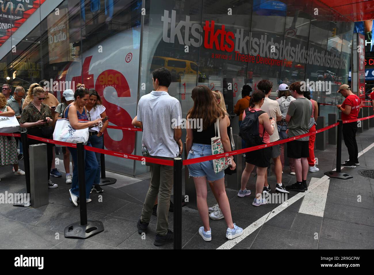 Photo by: NDZ/STAR MAX/IPx 2023 6/26/23 People stand in the TKTS line ...