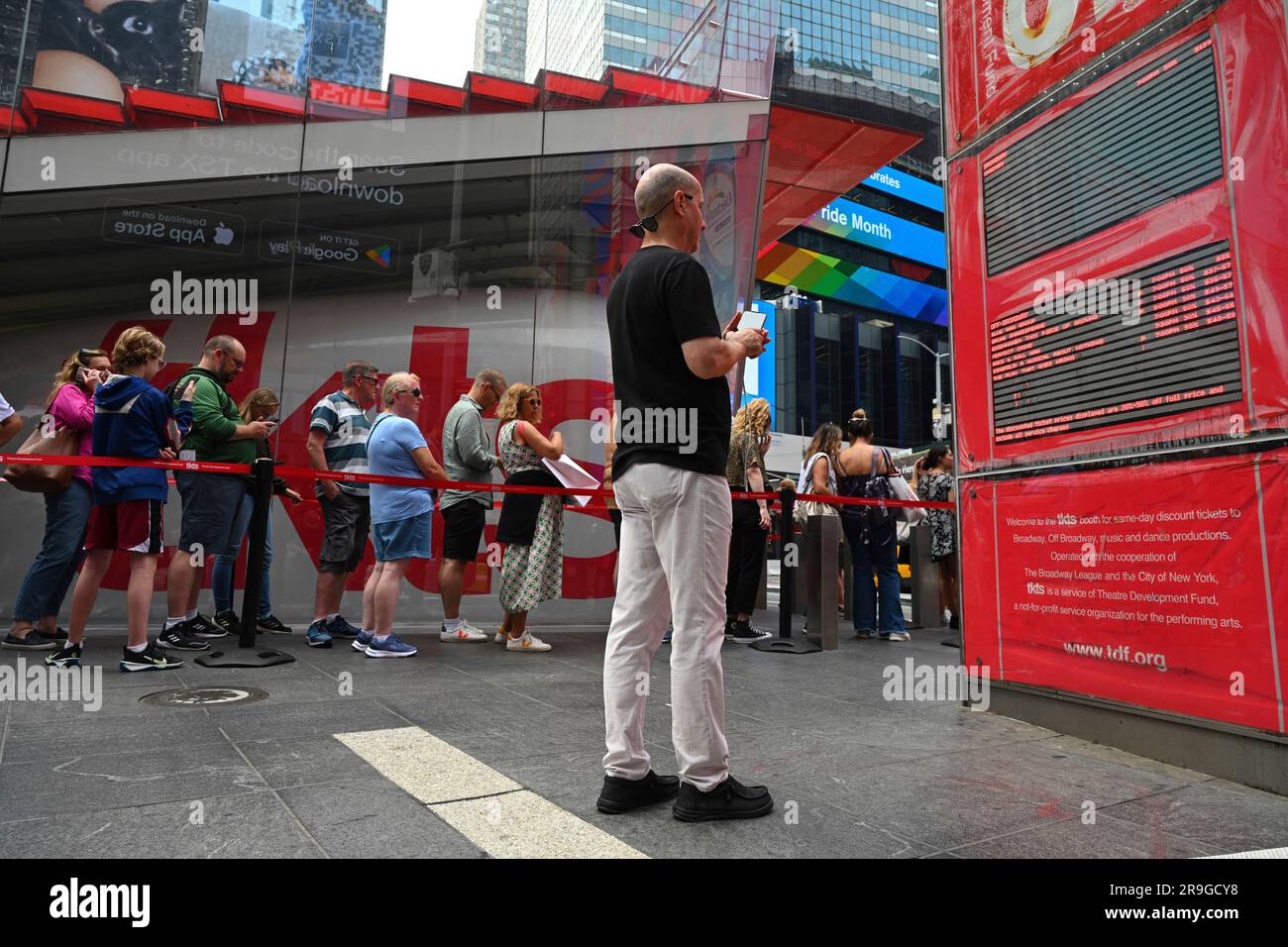 Photo by: NDZ/STAR MAX/IPx 2023 6/26/23 People stand in the TKTS line ...