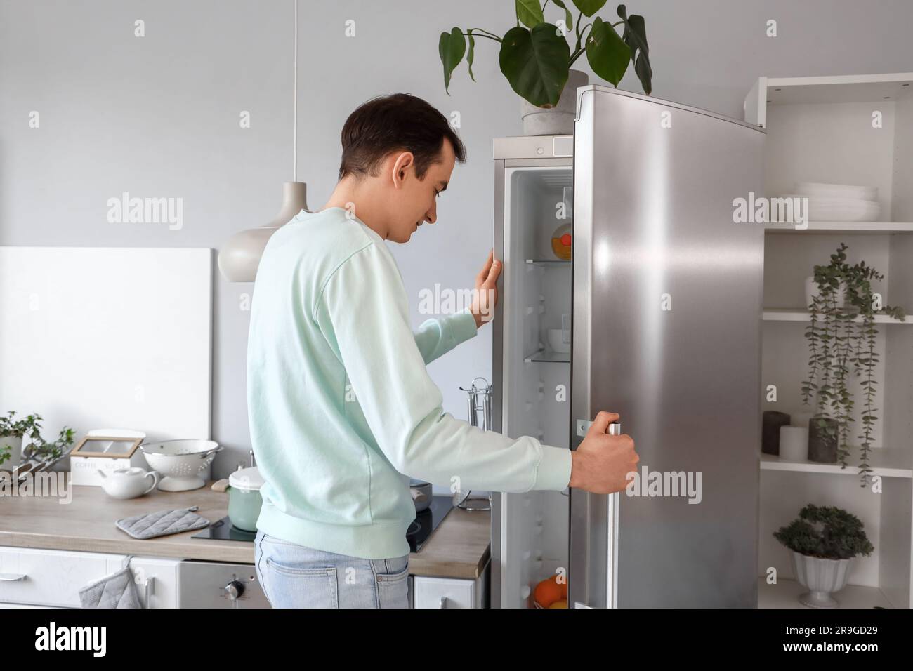 Man opening fridge hi-res stock photography and images - Alamy
