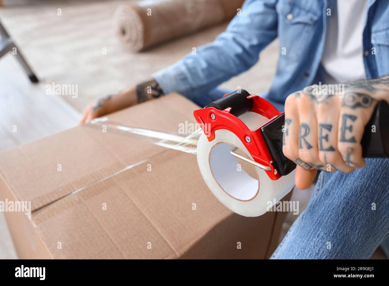 Man taping cardboard box hi-res stock photography and images - Alamy