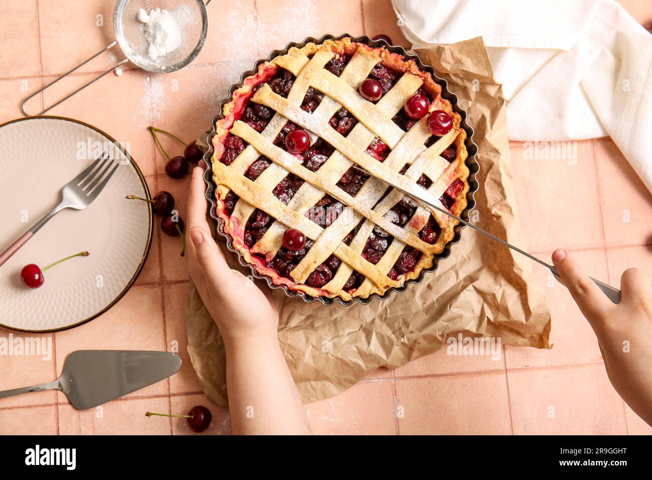 Woman cutting pie holiday dinner hi-res stock photography and images ...