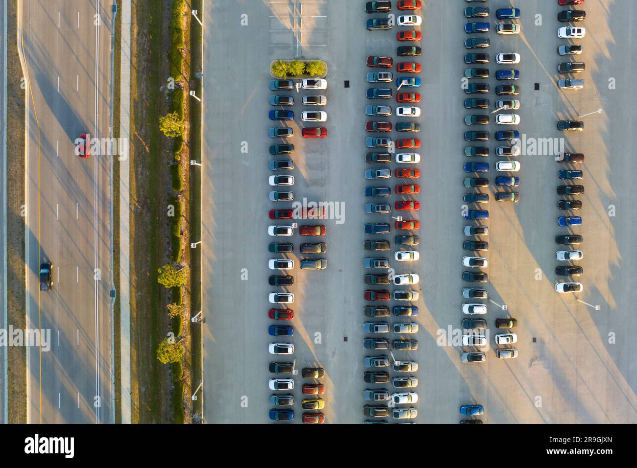 Cars parked side by side from above hi-res stock photography and images ...