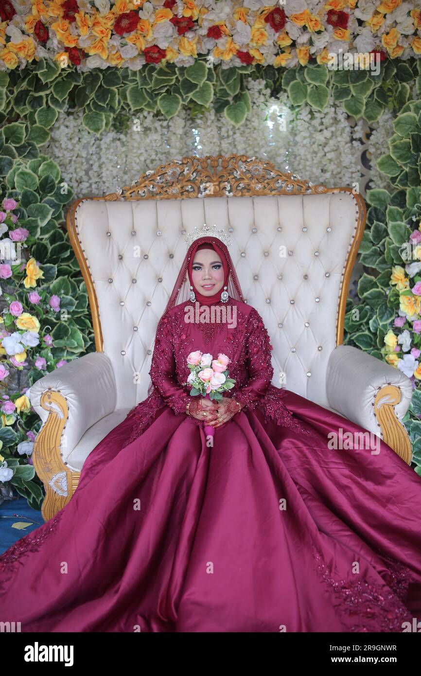 Cultural clothing hi-res stock photography and images - Alamy