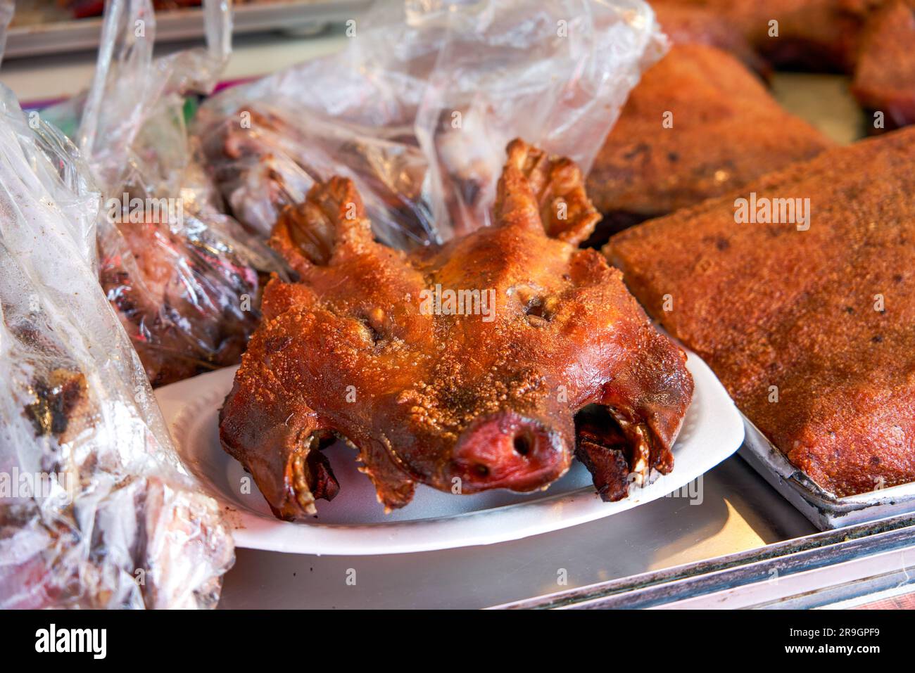 Freshly baked crispy suckling pork, a whole pig with crispy skin Stock ...
