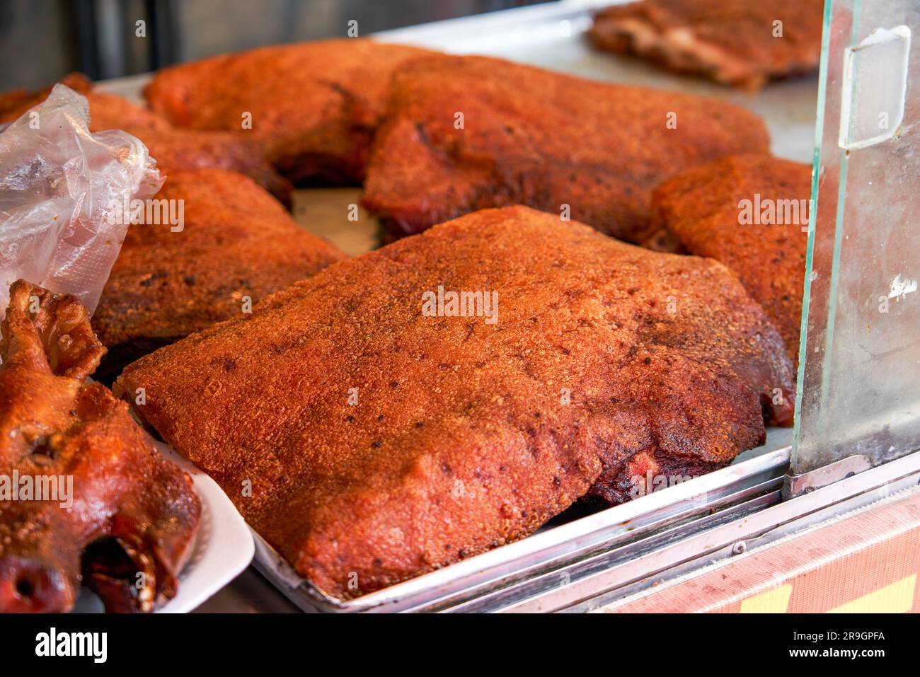 Freshly baked crispy suckling pork, a whole pig with crispy skin Stock ...