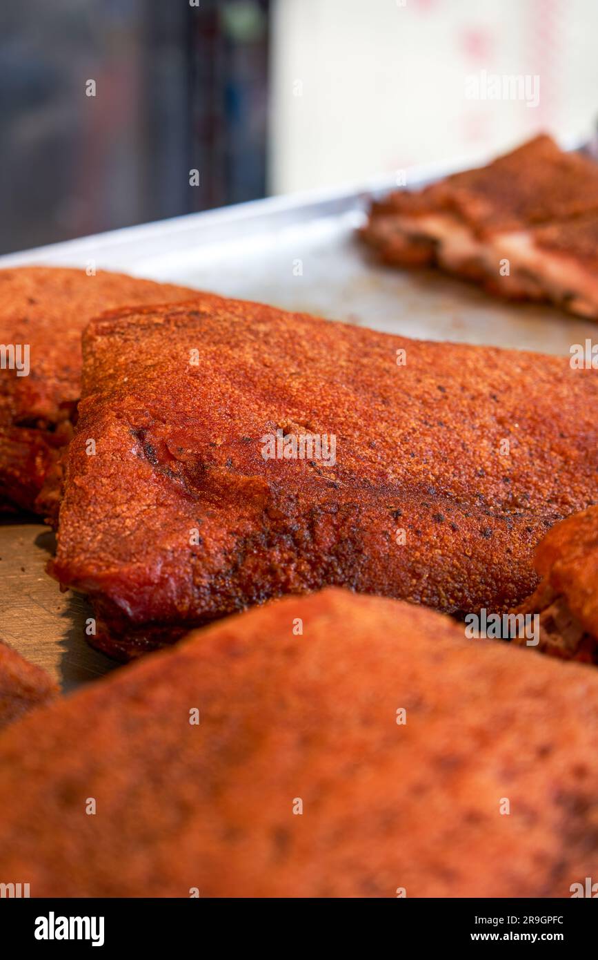 Freshly baked crispy suckling pork, a whole pig with crispy skin Stock ...
