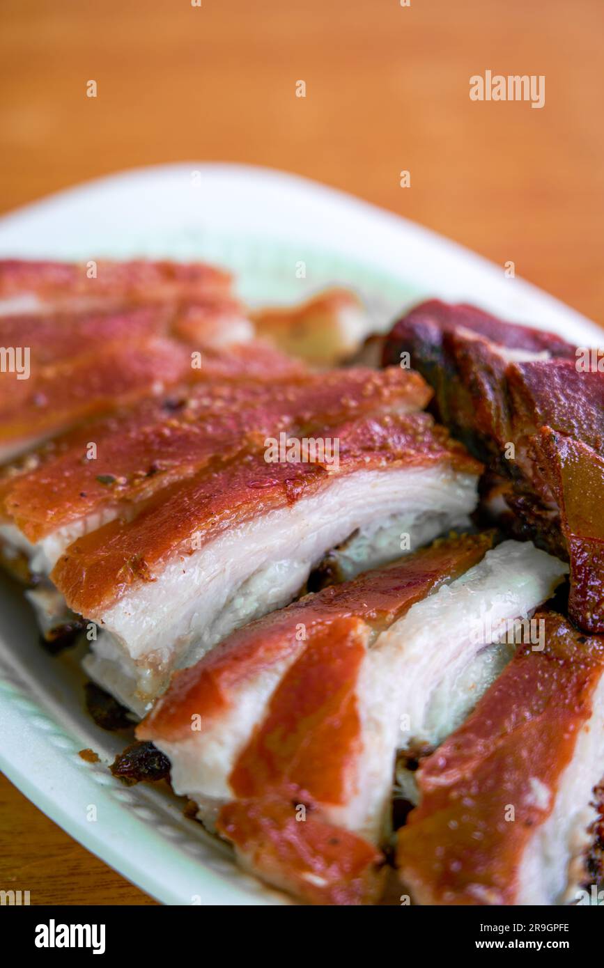 Freshly baked crispy suckling pork, a whole pig with crispy skin Stock ...