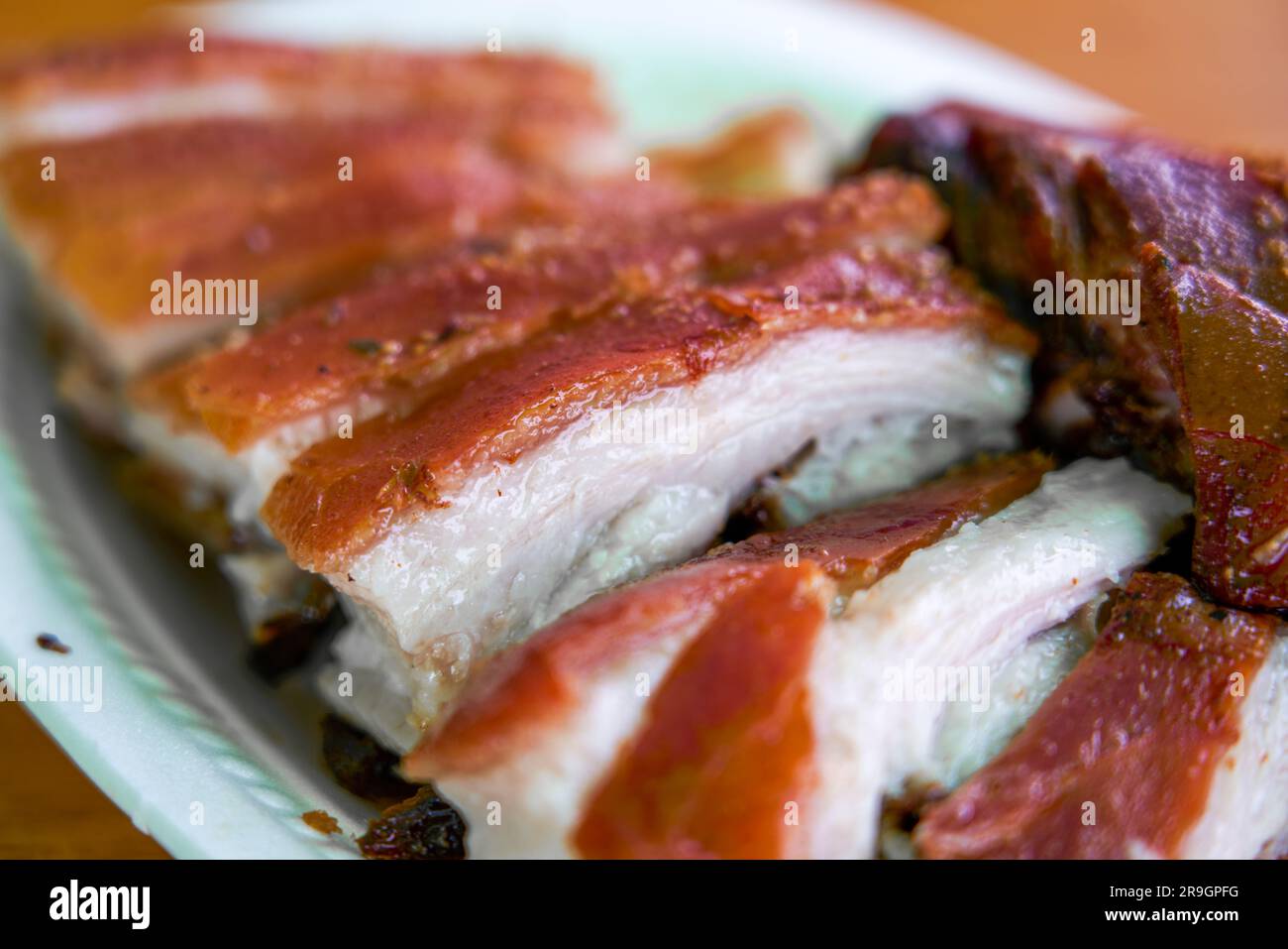 Freshly baked crispy suckling pork, a whole pig with crispy skin Stock ...