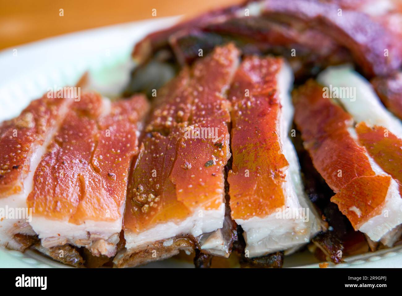 Freshly baked crispy suckling pork, a whole pig with crispy skin Stock ...