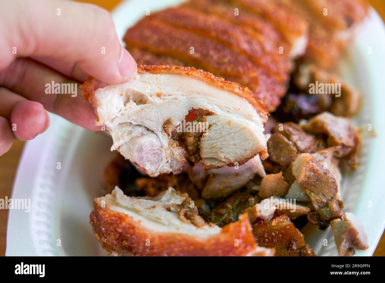 Freshly baked crispy suckling pork, a whole pig with crispy skin Stock ...